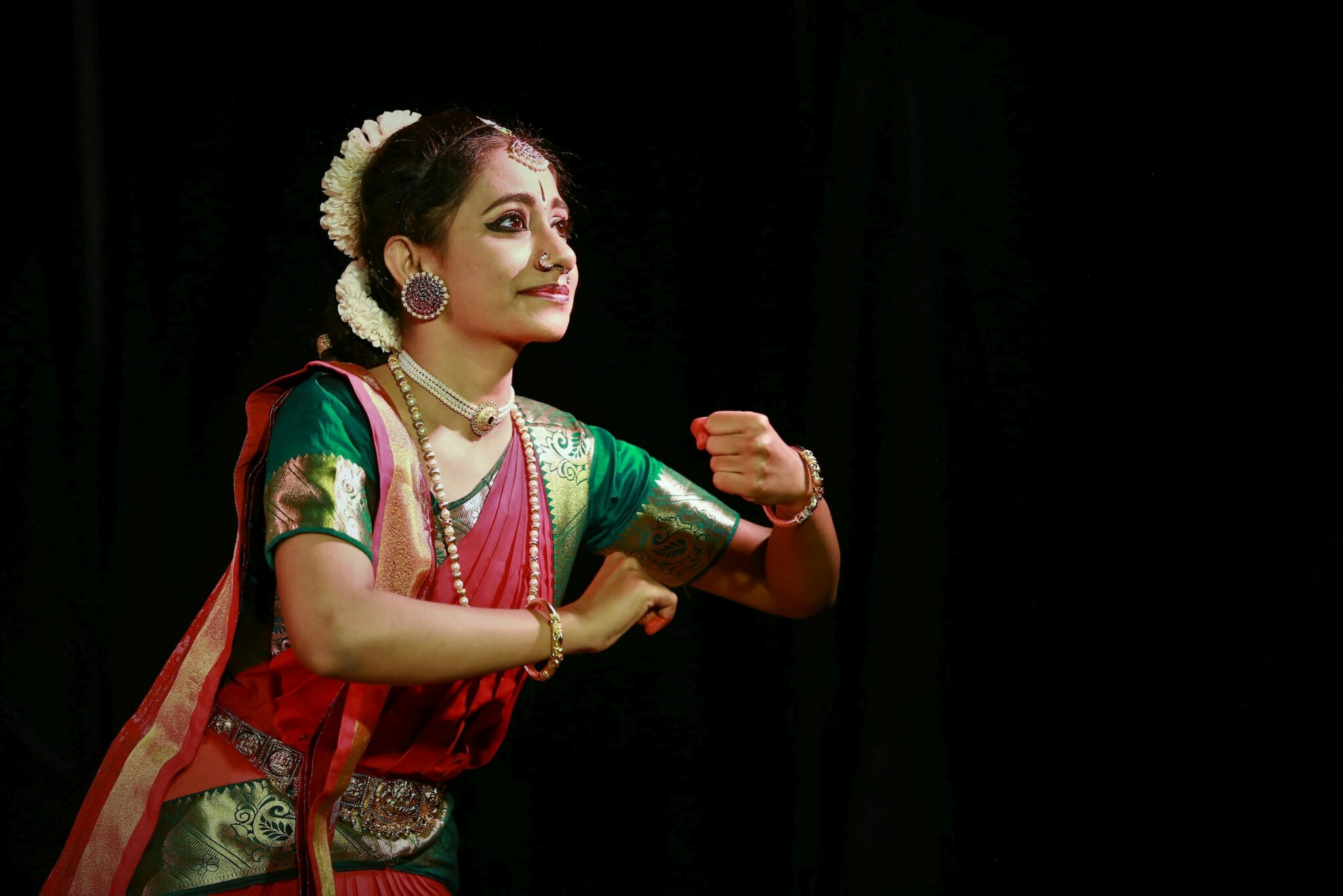 10 Basic Dance Moves for beginners of Bharatanatyam - Bollywood Online ...