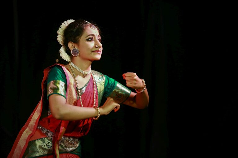 10 Basic Dance Moves for beginners of Bharatanatyam - Bollywood Online ...
